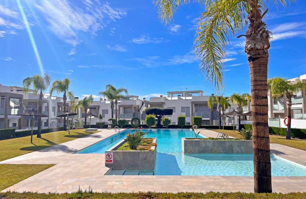 |Modern, corner ground floor apt as new!|